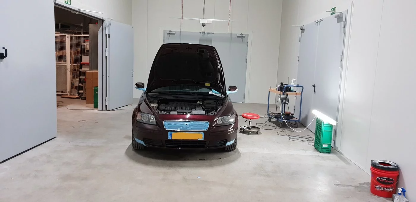 Welke breedte garage is nodig voor detail van een middenklasse auto ...
